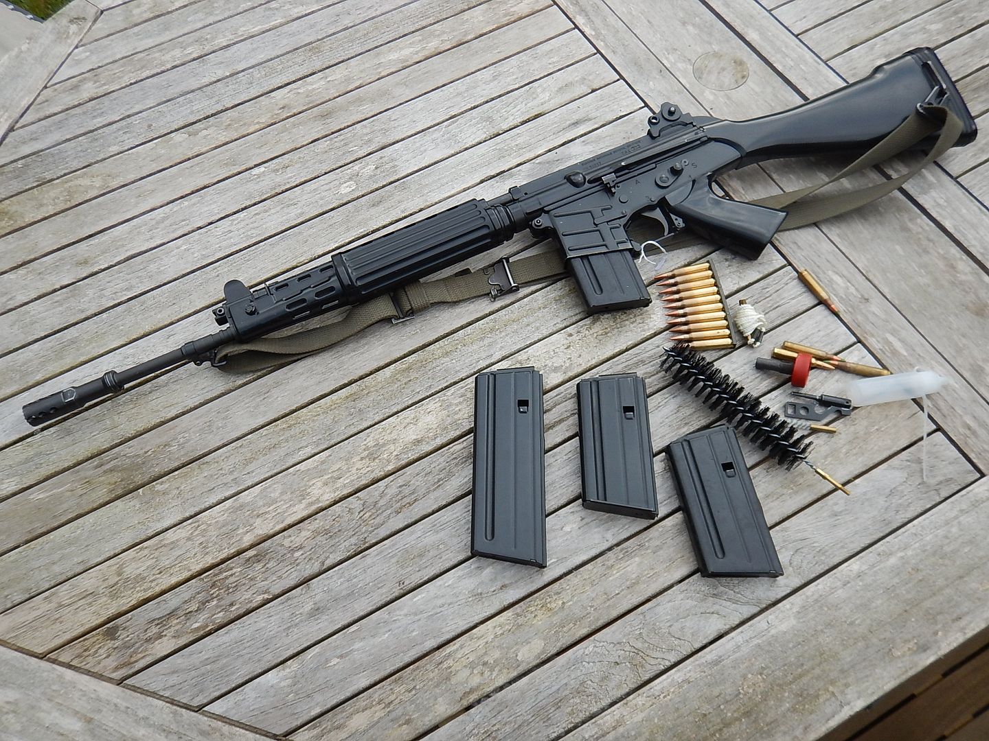 Interesting study: Belgian ArmyFN FNC battle rifle, accessoiries ...