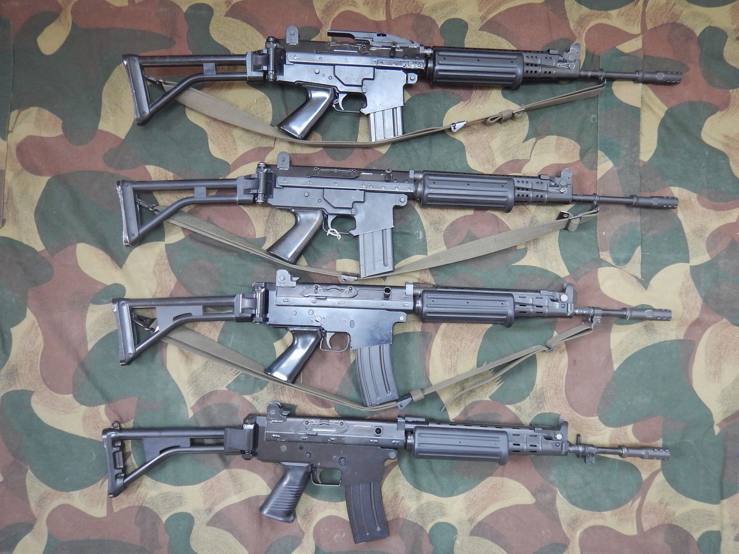 Interesting study: Belgian ArmyFN FNC battle rifle, accessoiries ...