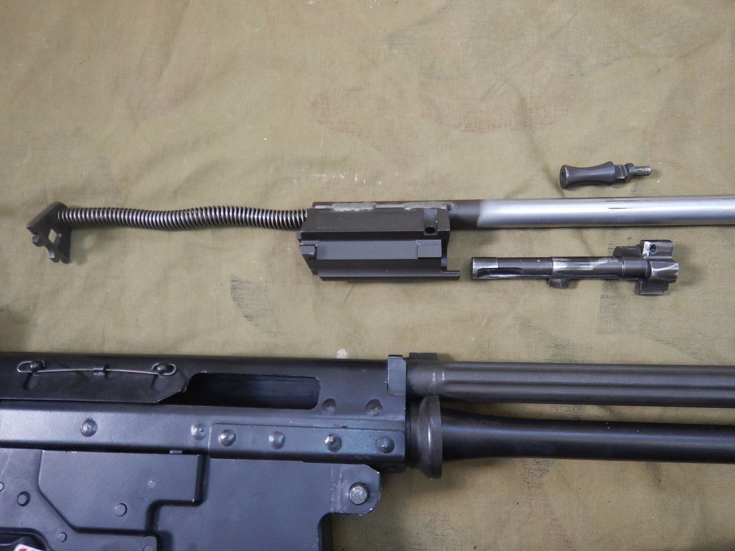 Interesting study: Belgian ArmyFN FNC battle rifle, accessoiries ...