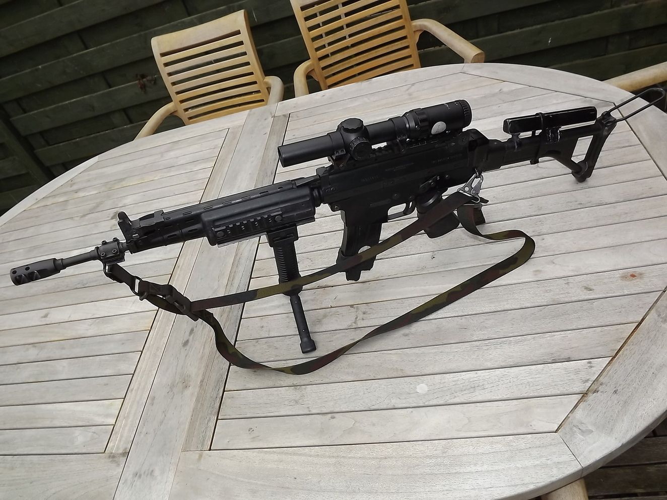 Interesting study: Belgian ArmyFN FNC battle rifle, accessoiries ...