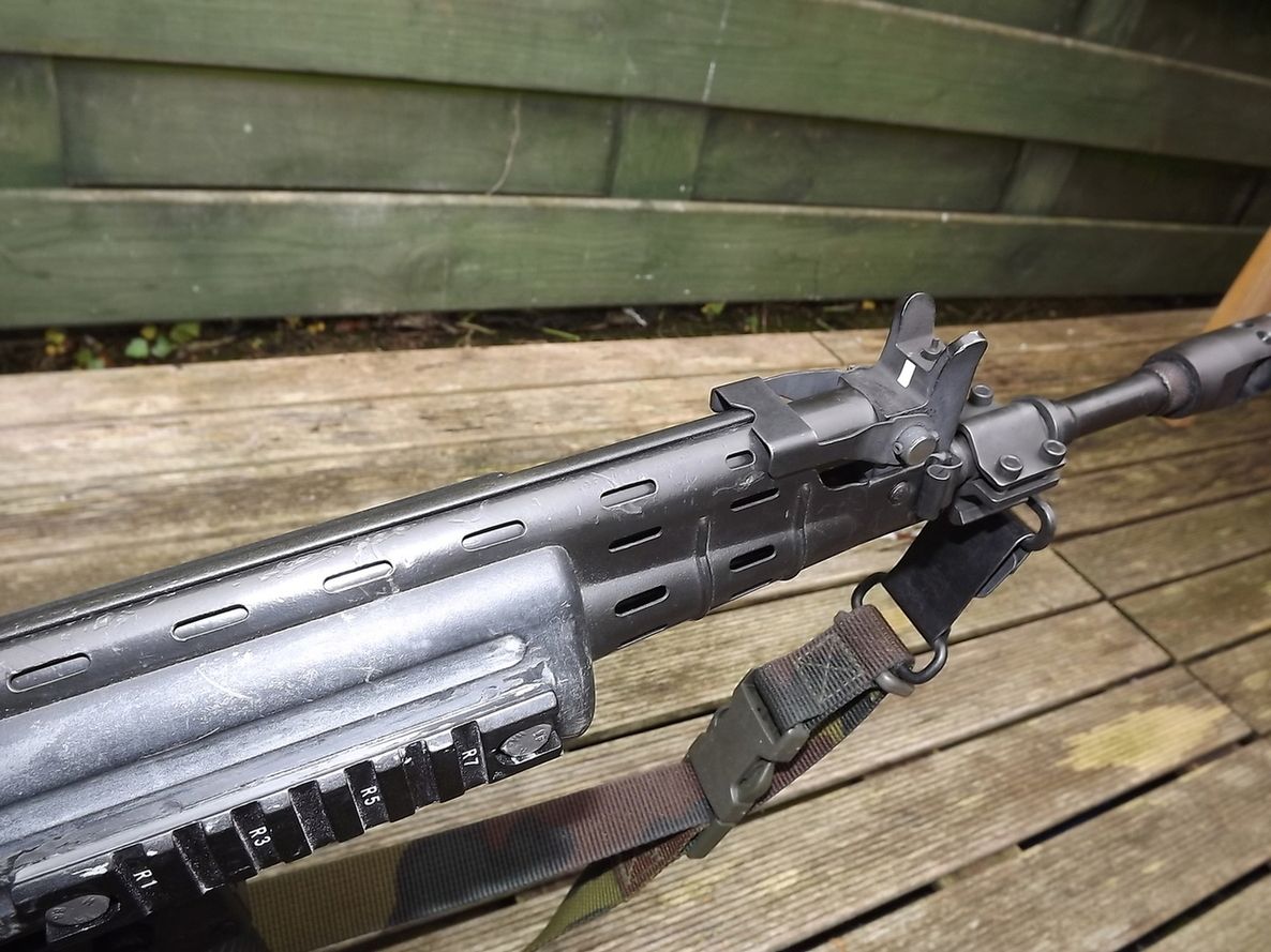 Interesting study: Belgian ArmyFN FNC battle rifle, accessoiries ...