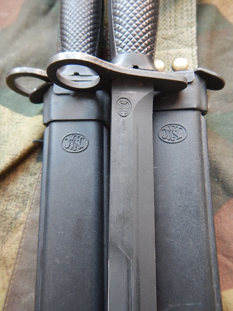 Interesting study: Belgian ArmyFN FNC battle rifle, accessoiries ...