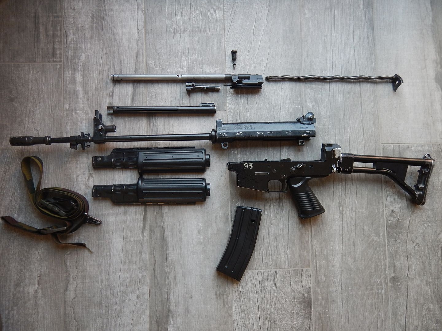 Interesting study: Belgian ArmyFN FNC battle rifle, accessoiries ...