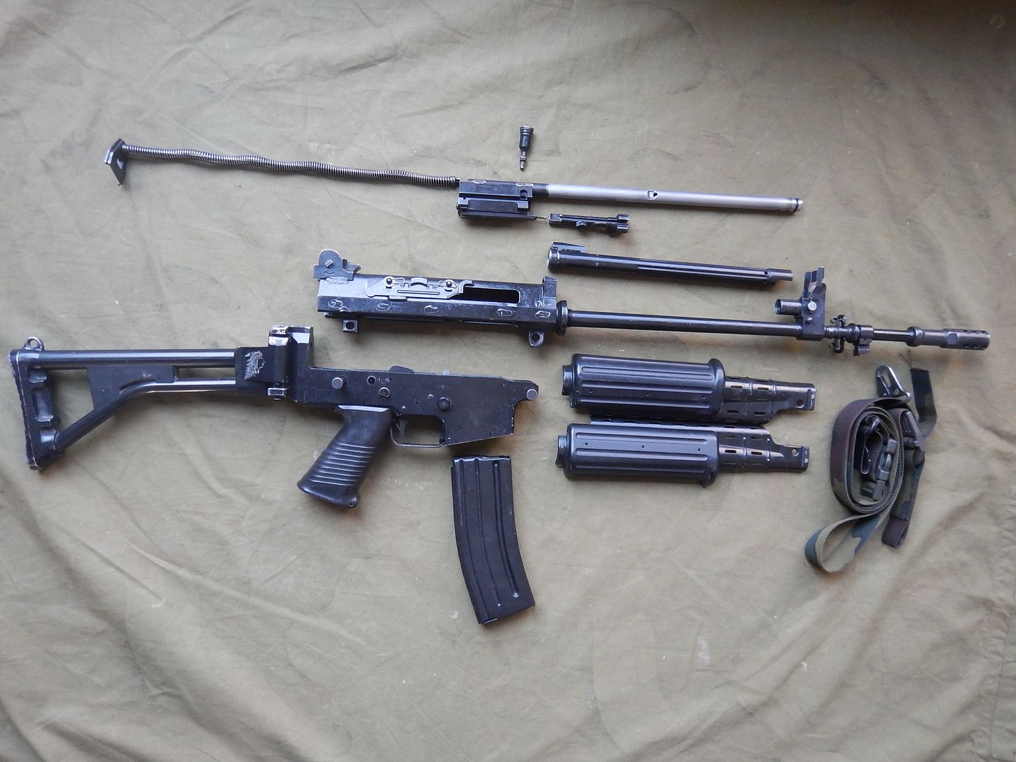 Interesting study: Belgian ArmyFN FNC battle rifle, accessoiries ...