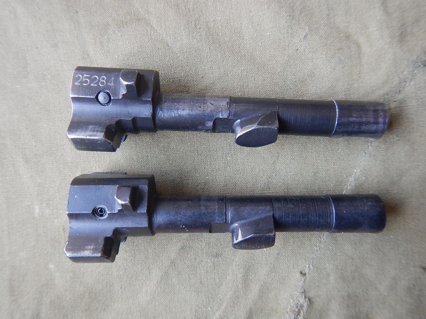 Interesting study: Belgian ArmyFN FNC battle rifle, accessoiries ...