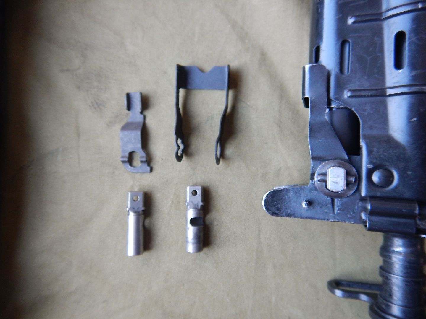 Interesting study: Belgian ArmyFN FNC battle rifle, accessoiries ...