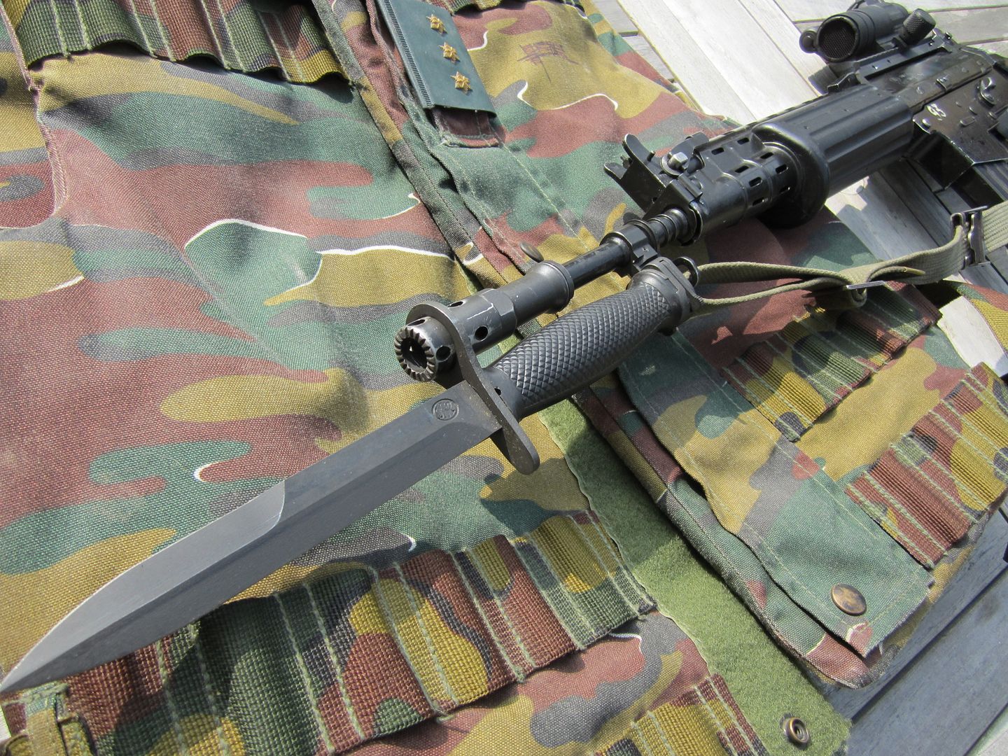 Interesting study: Belgian ArmyFN FNC battle rifle, accessoiries ...